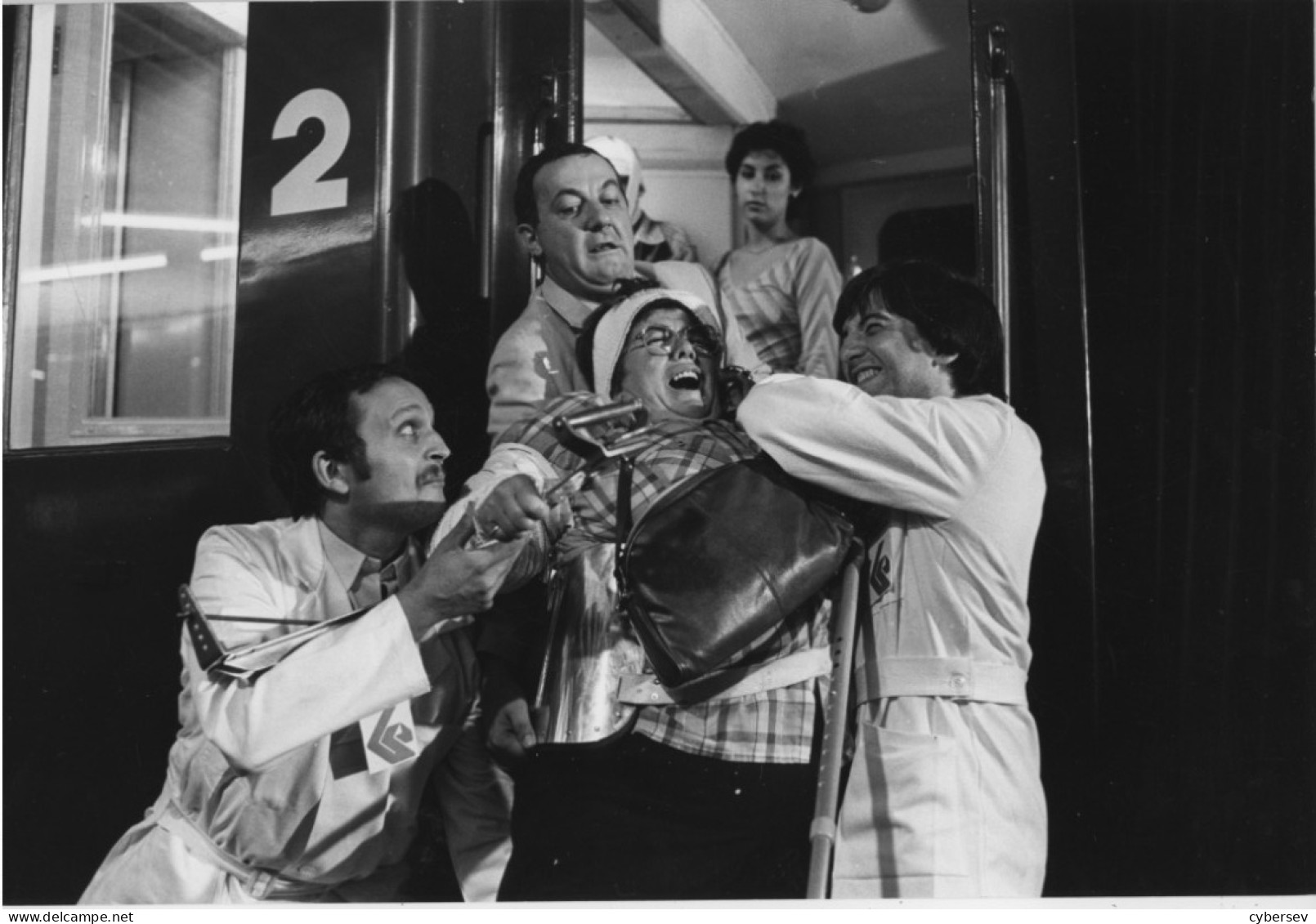 Célébrités - Coluche dans "Bonzaï" 1982 - Grande Photo de 30 x 20 cm