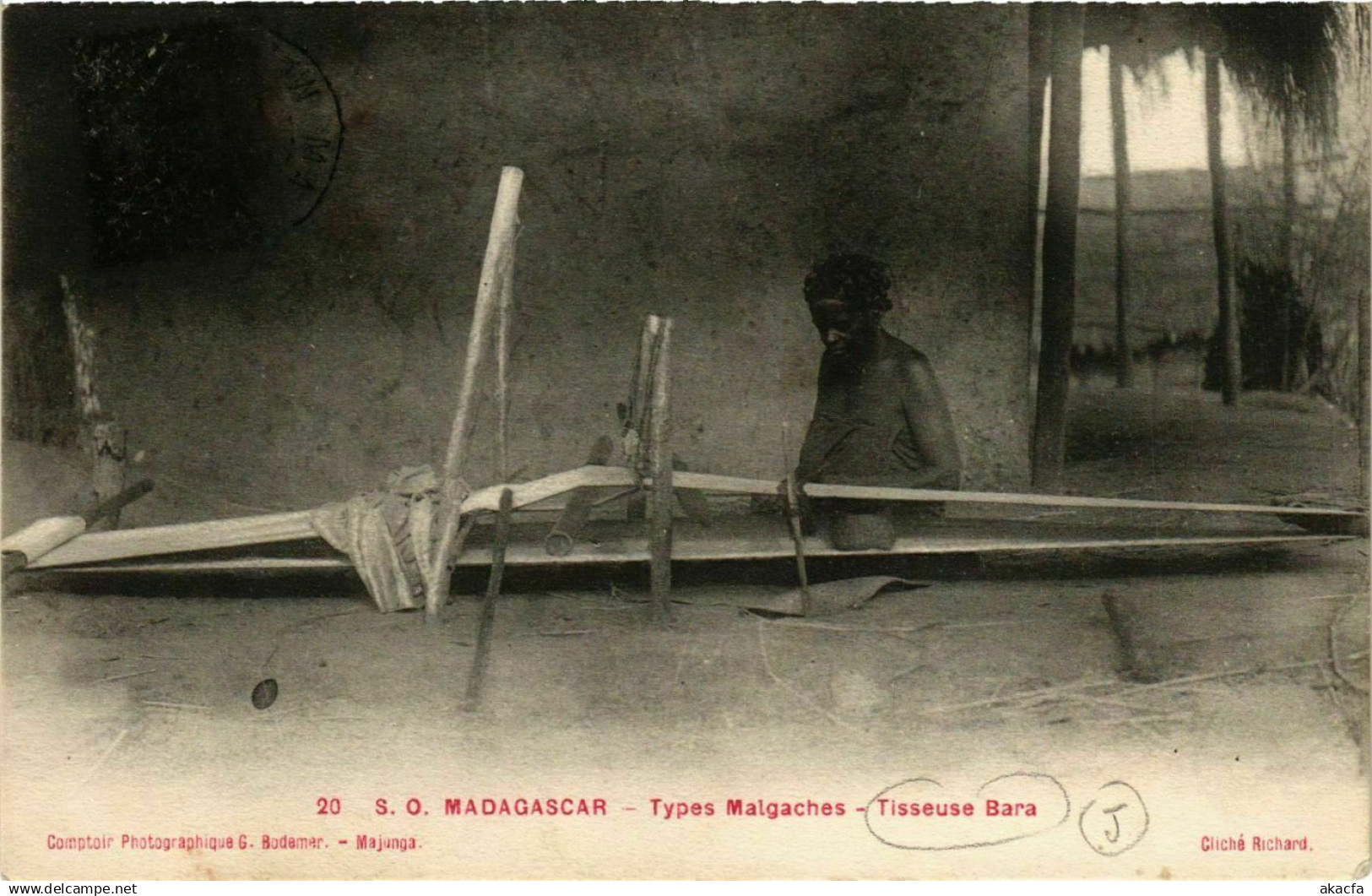 Madagascar - CPA Types Malgaches,Tisseuse Bara MADAGASCAR (819269)