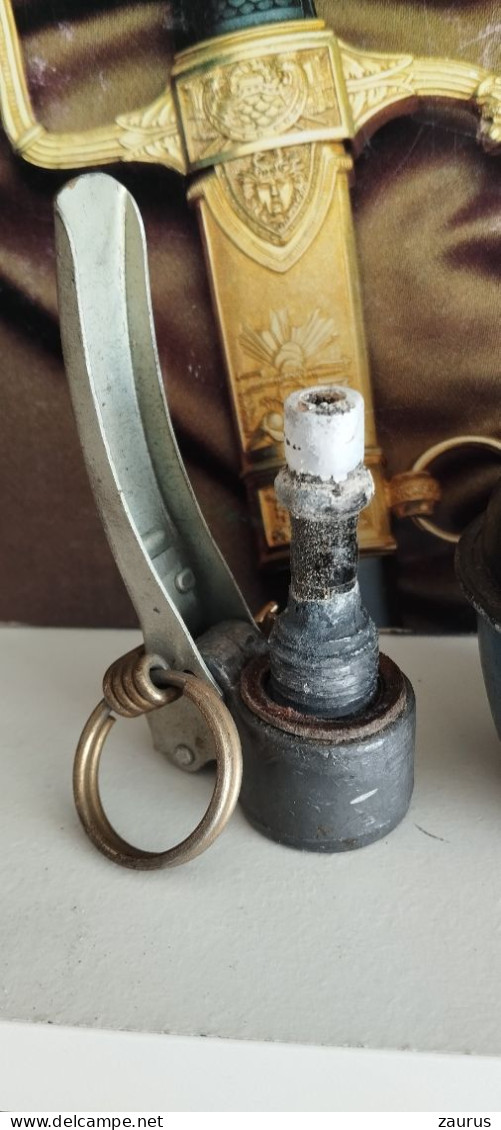 Armes neutralisées - Grenade à plâtre, TOTALEMENT INERTE.